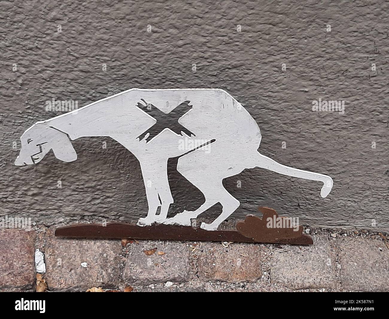 Sign of a shitting dog crossed out Stock Photo - Alamy