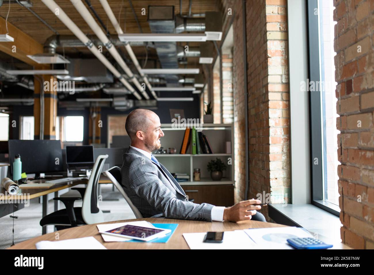 Man desk looking out window hi-res stock photography and images - Alamy