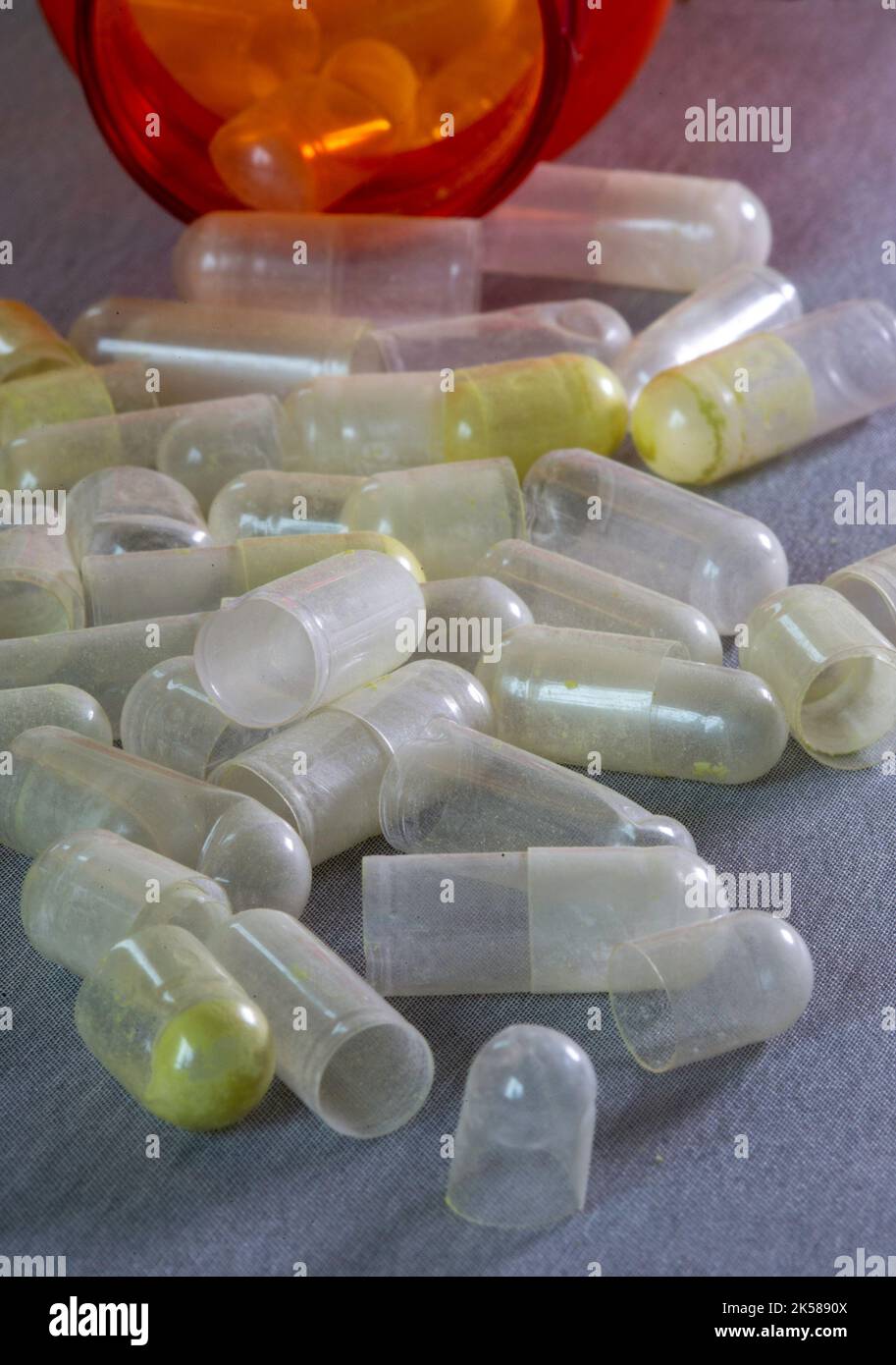 Medical capsules hi-res stock photography and images - Alamy