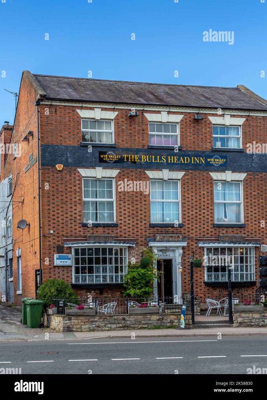 The Bulls Head pub in the Worcestershire village of Inkberrow Stock ...
