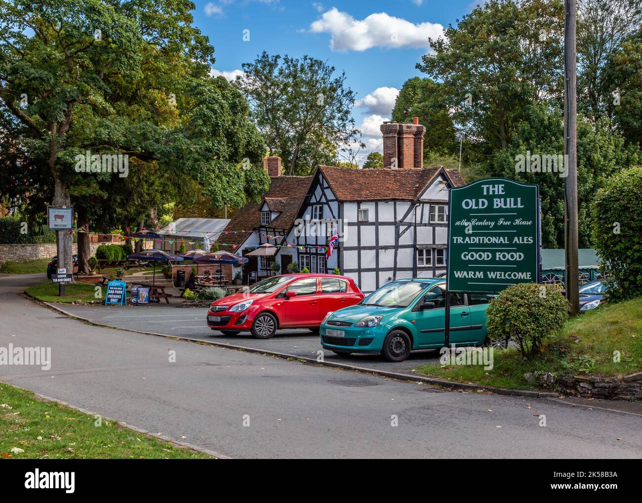 Picturesque Old Bull pub in the Worcestershire village of Inkberrow ...