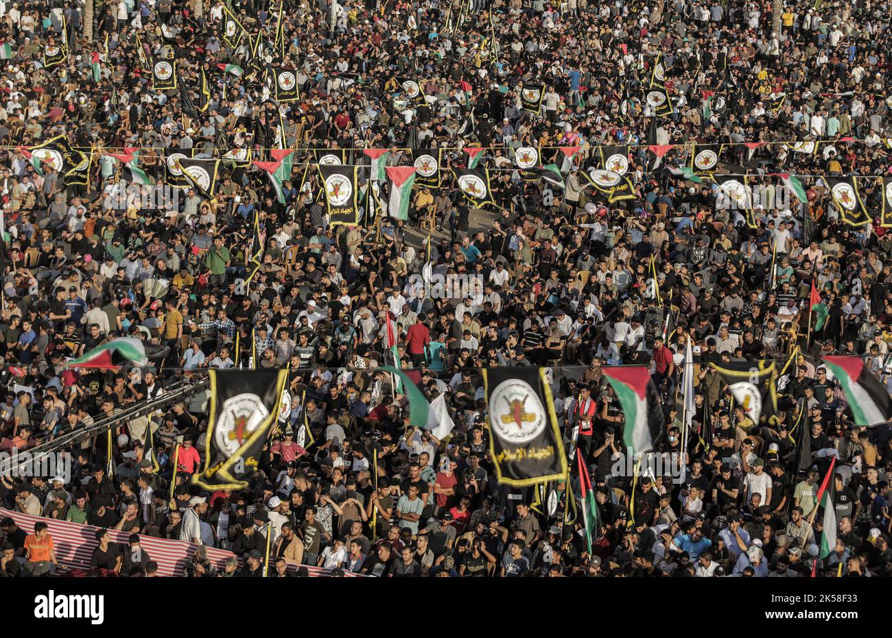 Crowds of Palestinian Islamic Jihad supporters hold flags as they ...