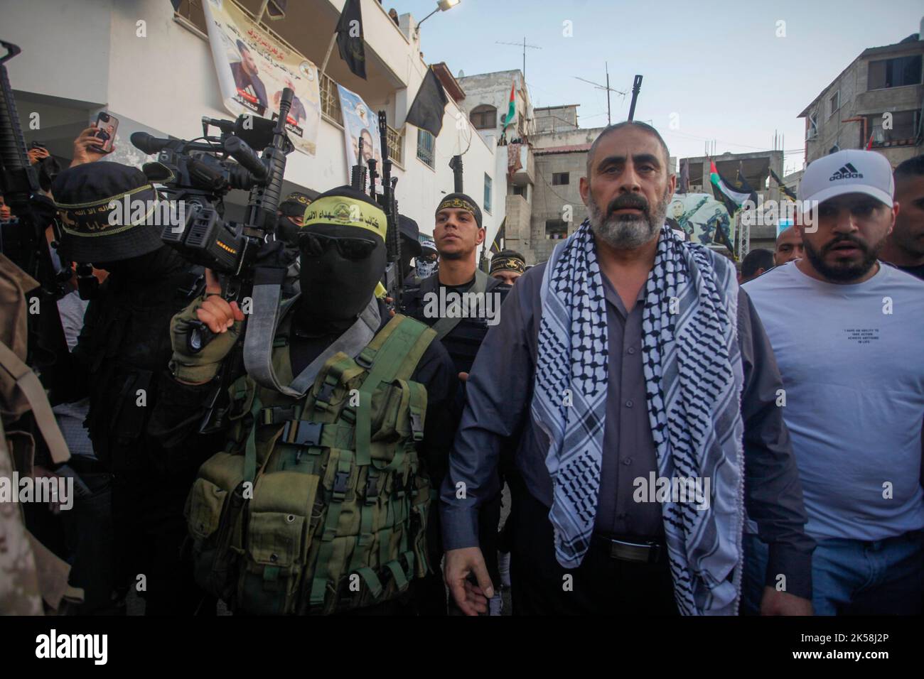 Jenin, Palestine. 06th Oct, 2022. Palestinian gunmen from the Jenin ...