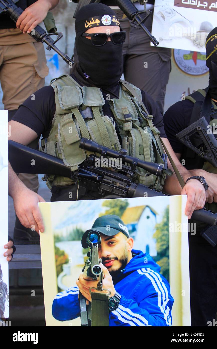 Jenin, Palestine. 06th Oct, 2022. Palestinian gunmen from the Jenin ...