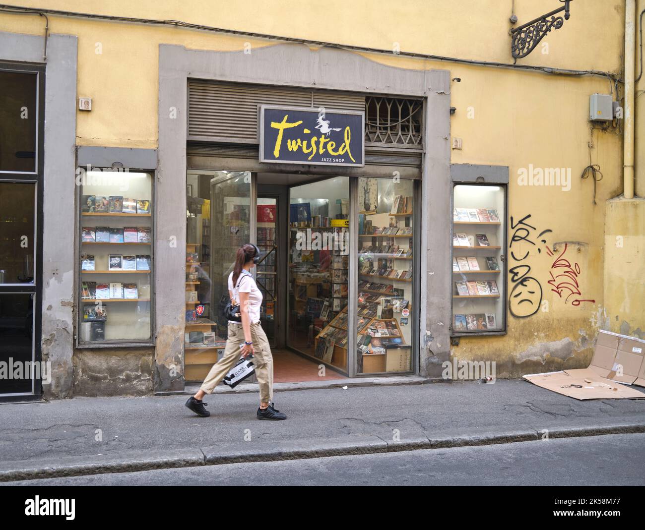 Twisted facade hi-res stock photography and images - Alamy