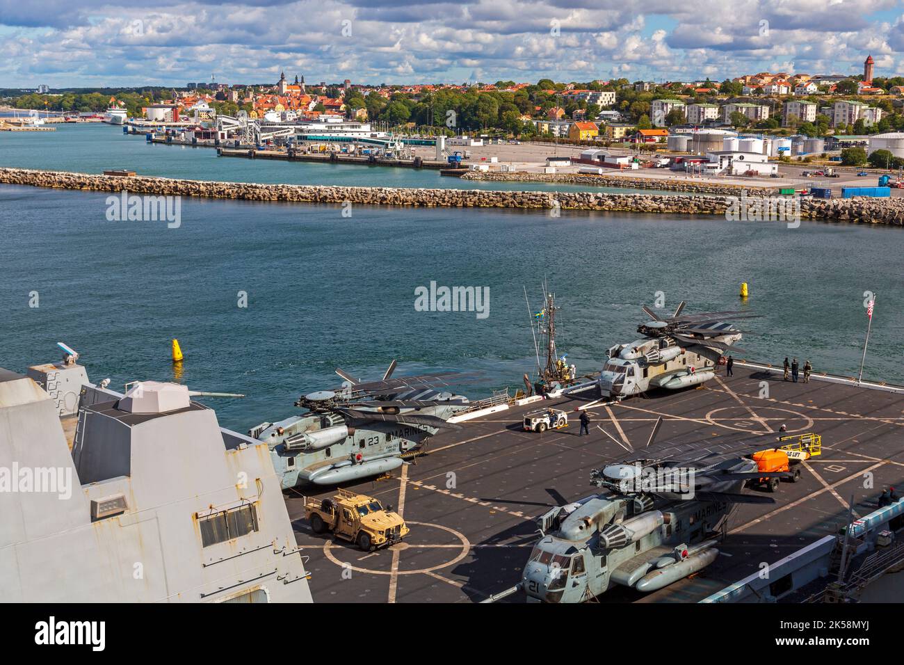 Uss arlington hi-res stock photography and images - Alamy