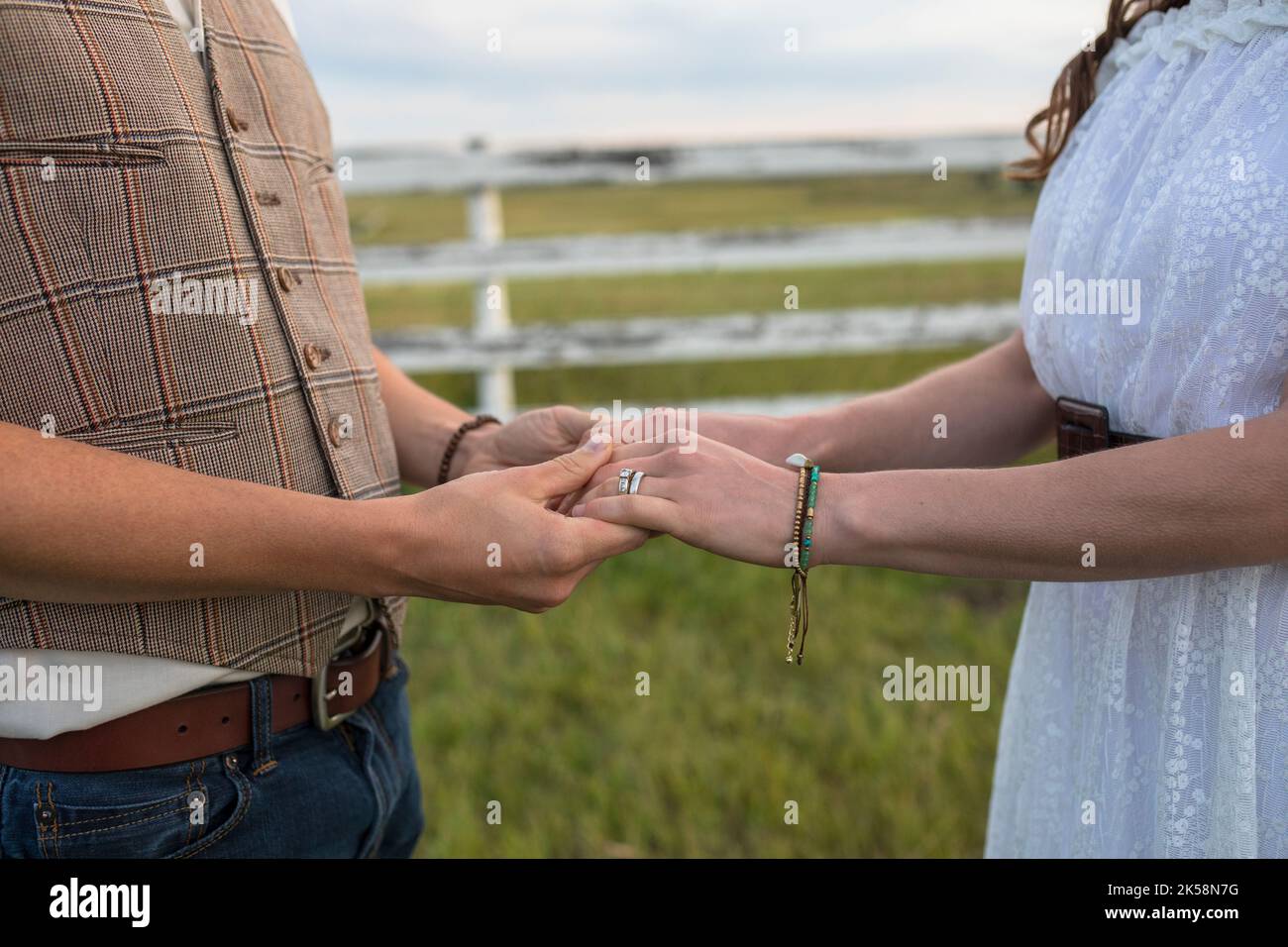 Ring of people holding hands hi-res stock photography and images - Alamy
