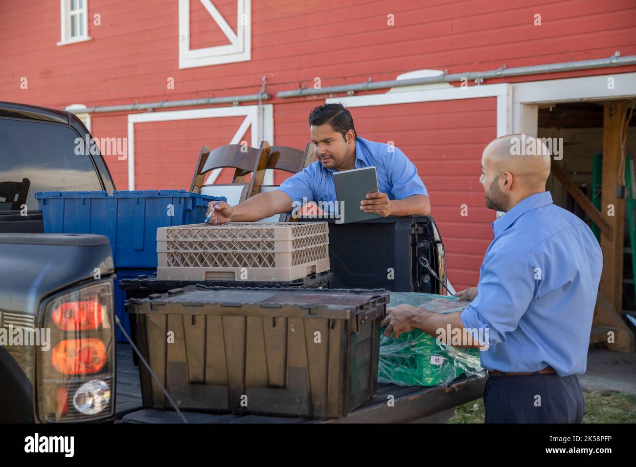 Delivery truck unloading hi-res stock photography and images - Alamy