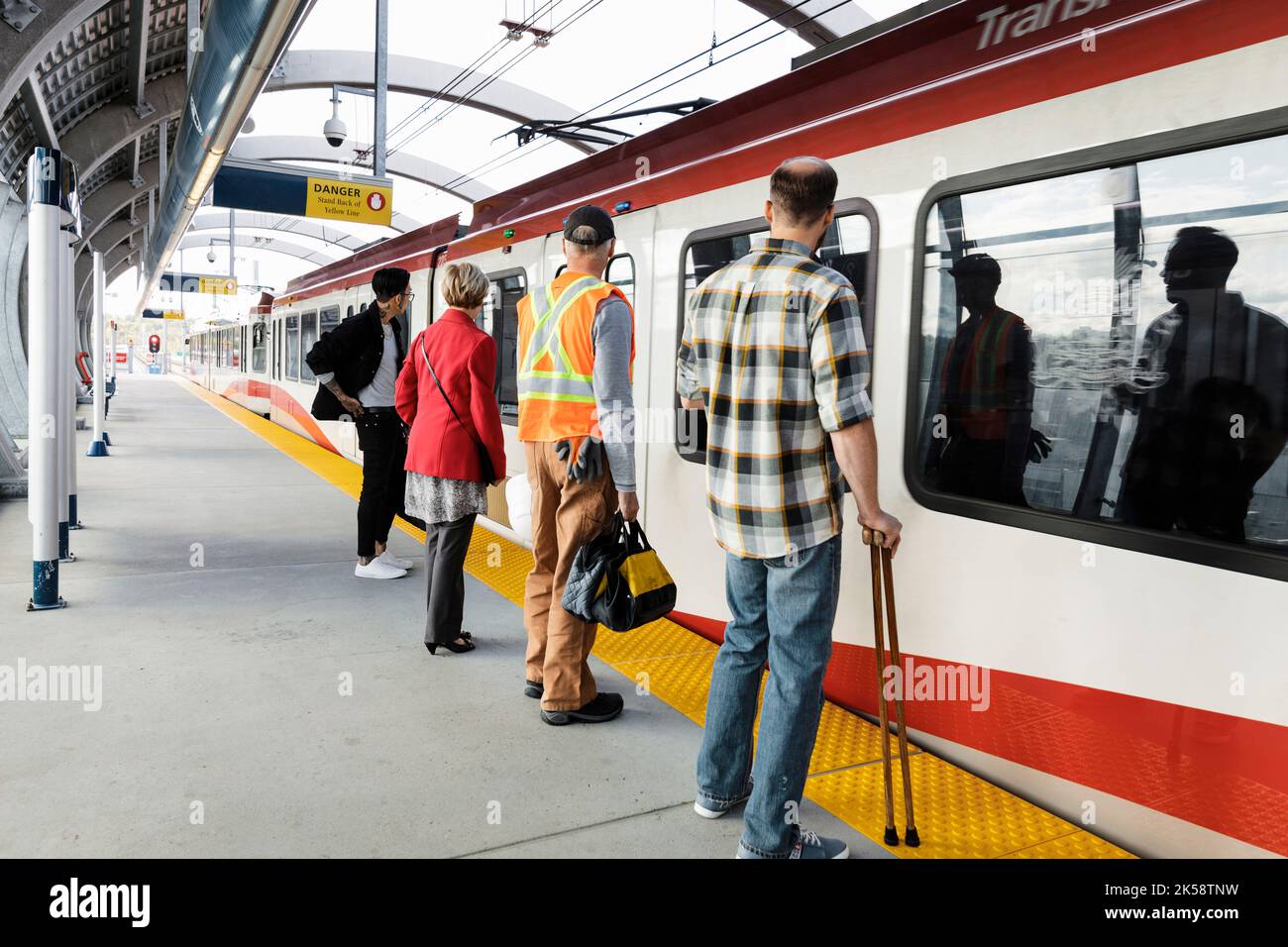 Commuters waiting on a platform hi-res stock photography and images - Alamy