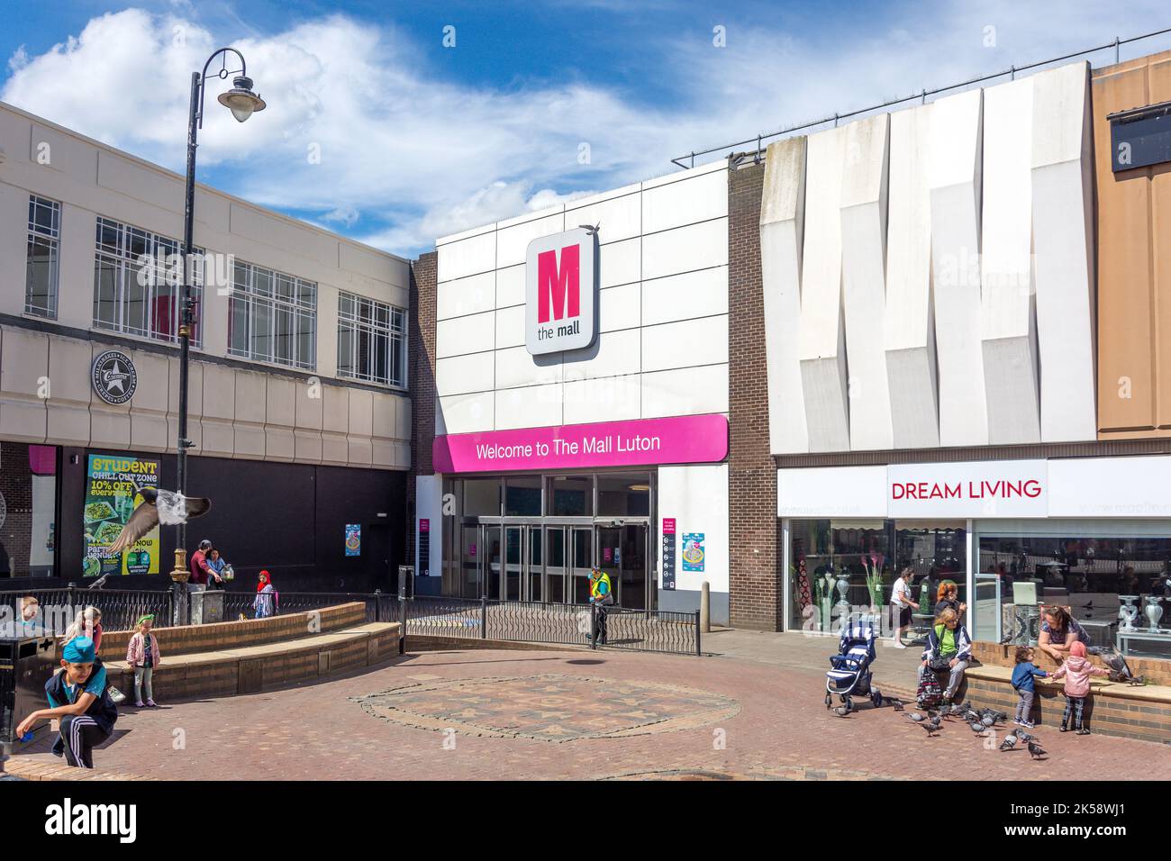 Entrance to The Mall shopping centre, Park Street, Luton, Bedfordshire ...
