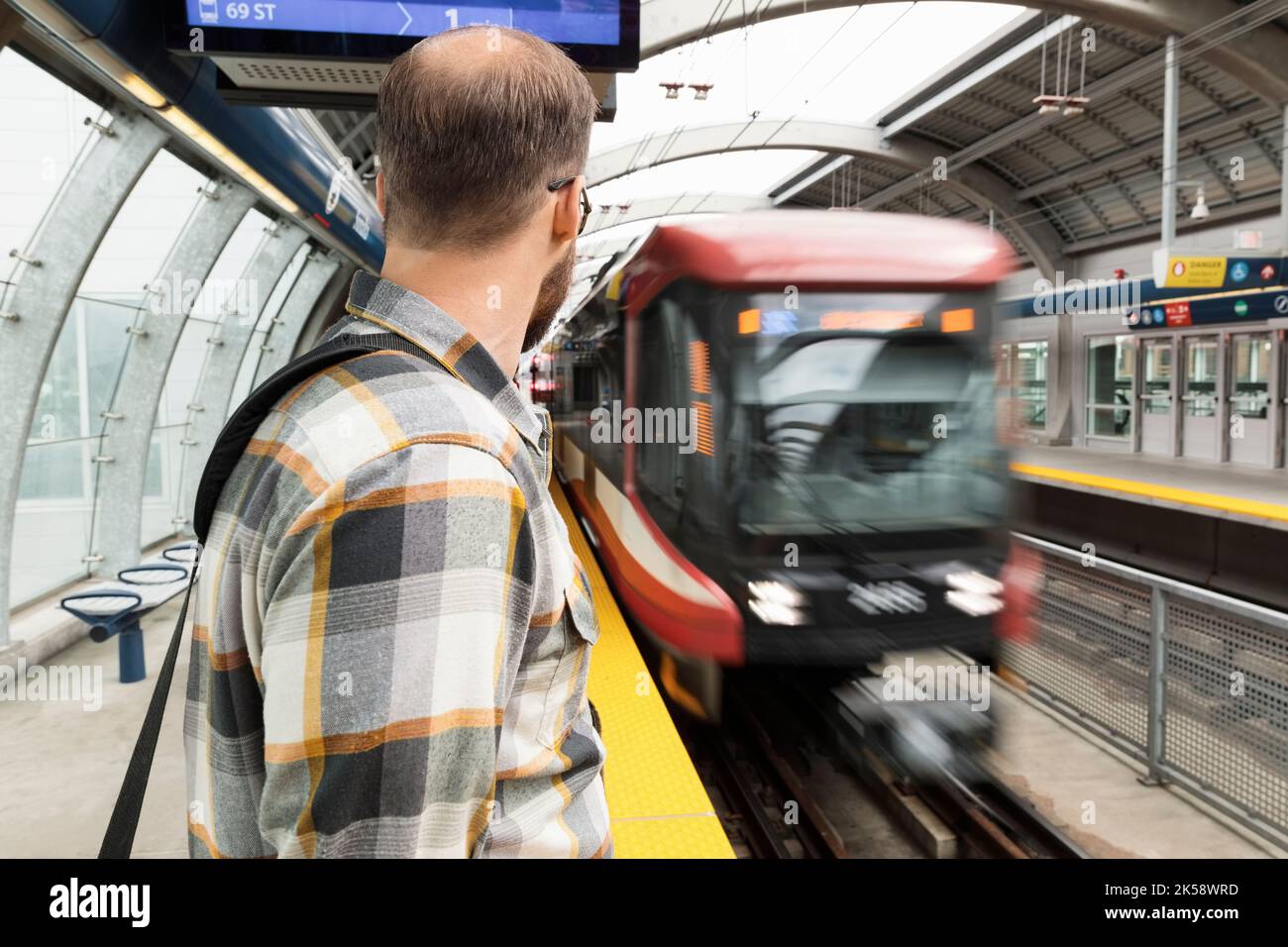 Waiting train train platform hi-res stock photography and images - Alamy