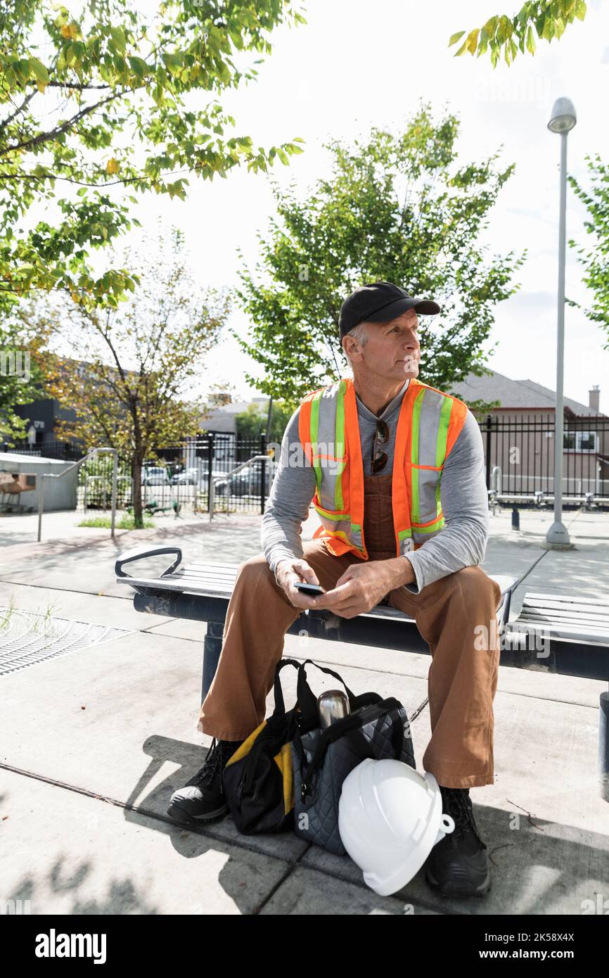 Workman in high vis and hard hat hi-res stock photography and images ...