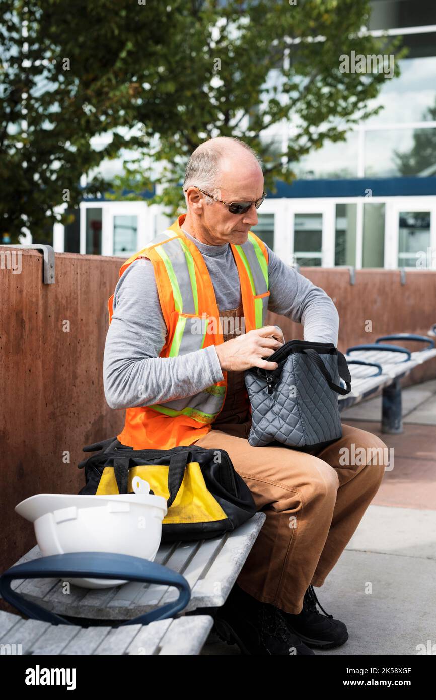 Workman in high vis and hard hat hi-res stock photography and images ...