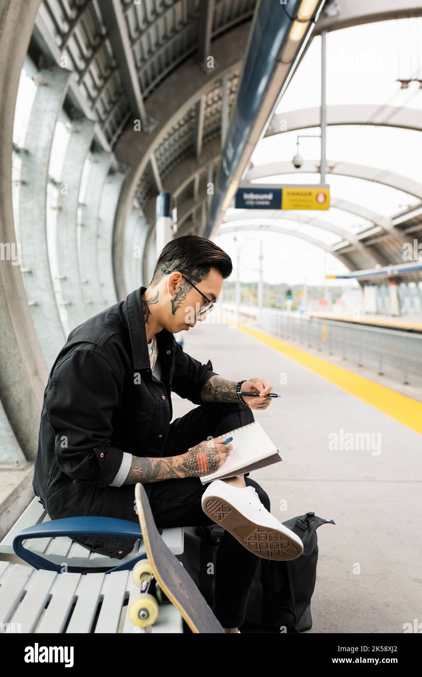 Man on train platform hi-res stock photography and images - Alamy