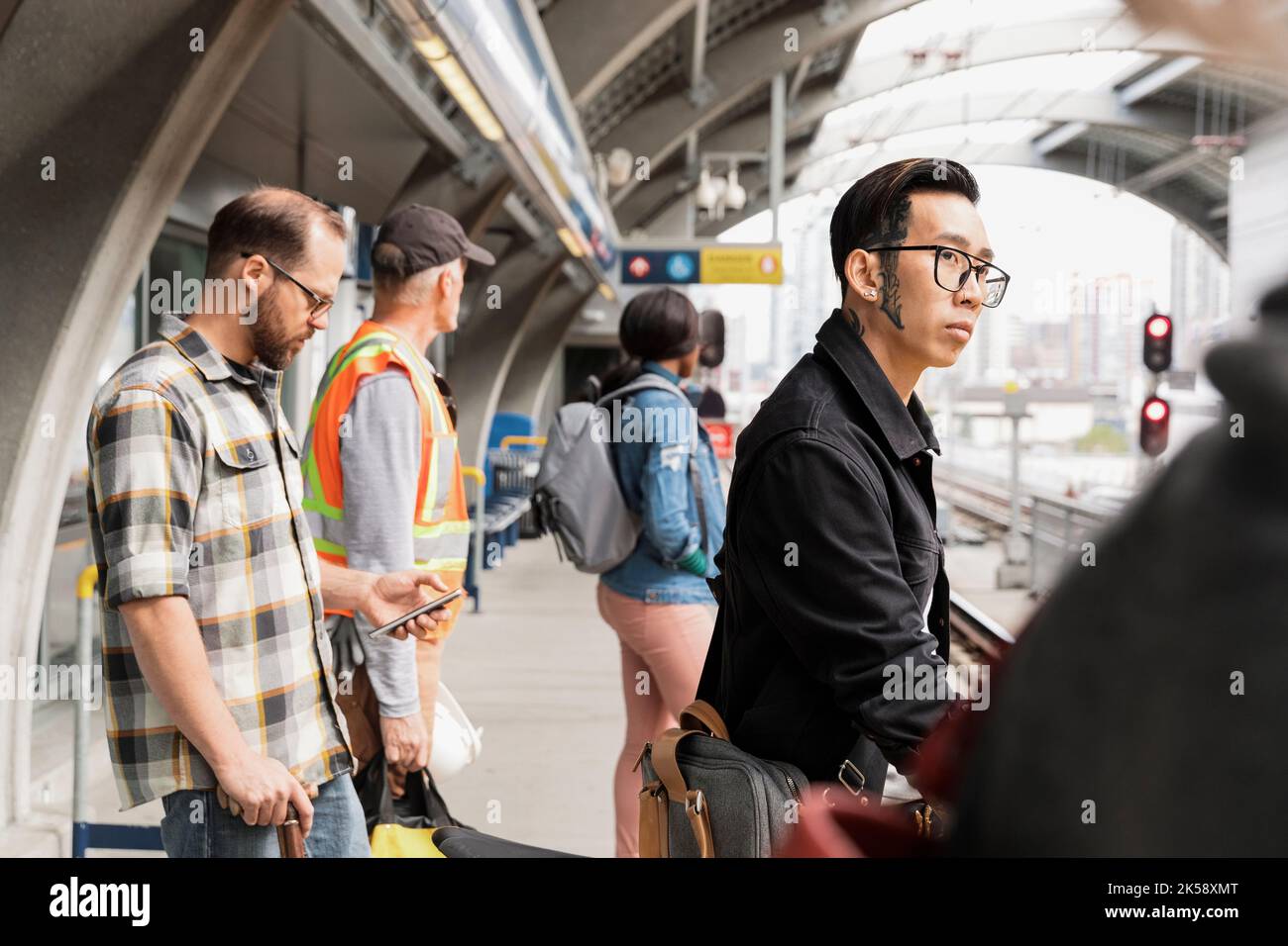 Train commuters platform hi-res stock photography and images - Alamy