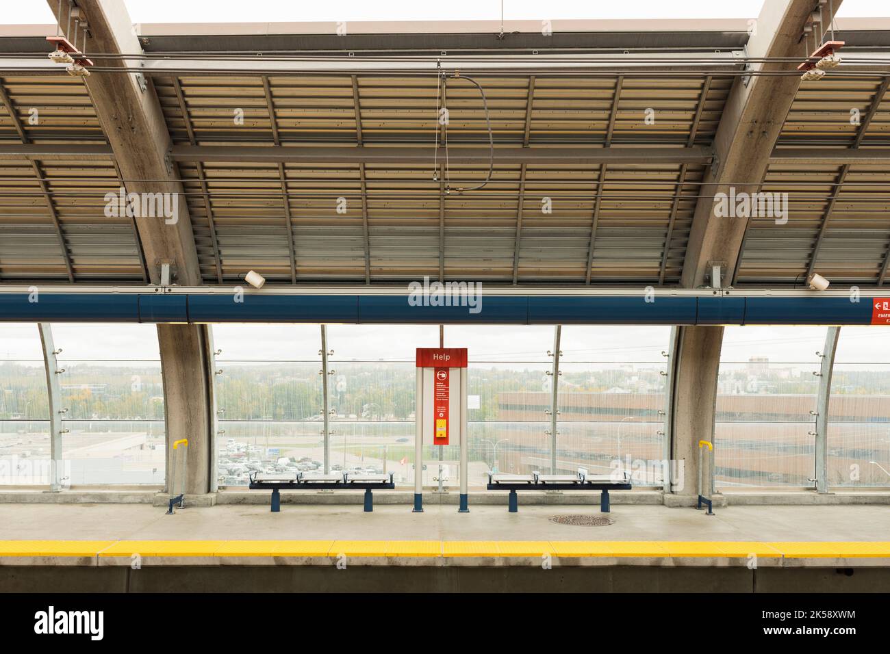Empty station platform hi-res stock photography and images - Alamy