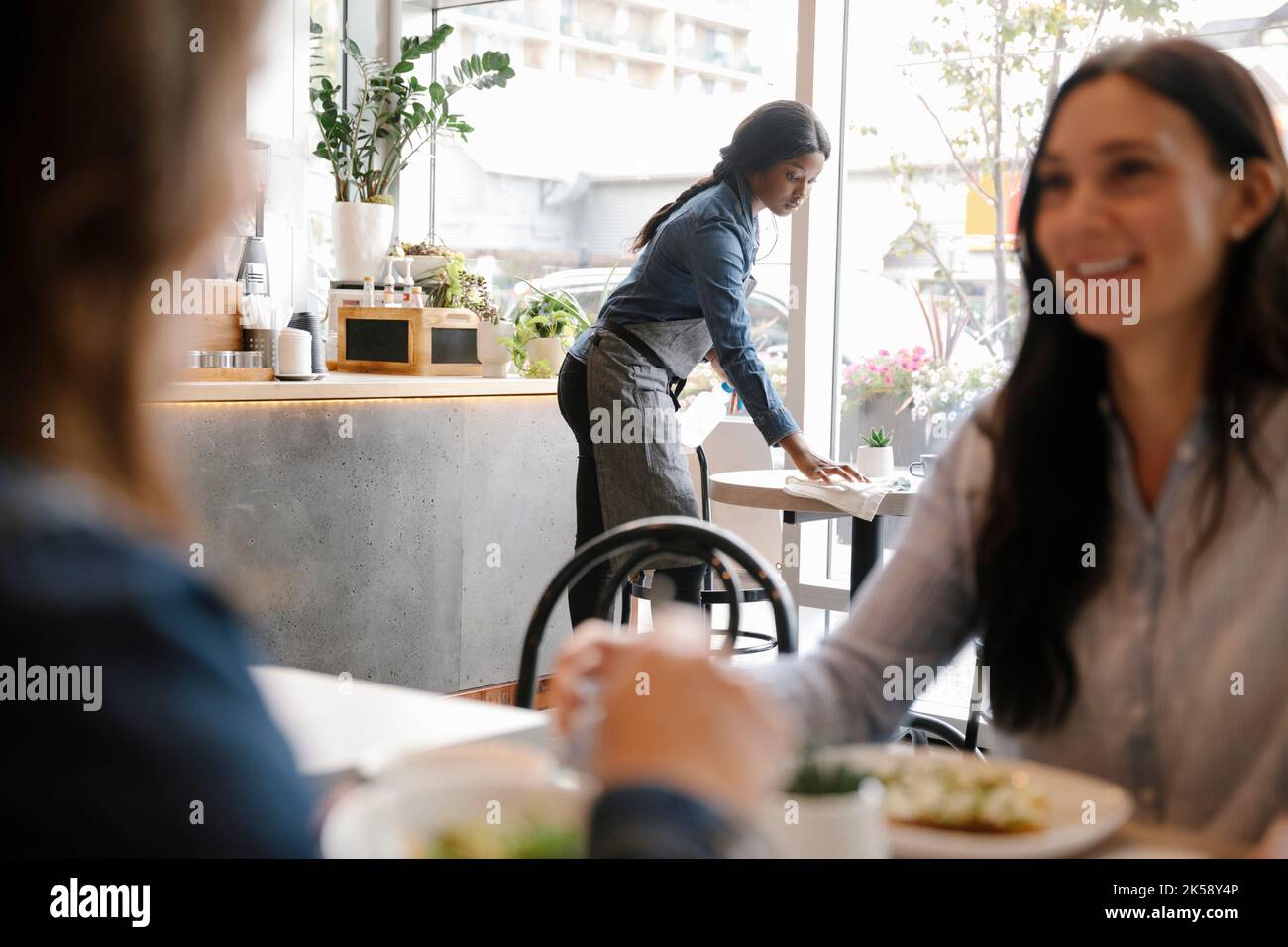 Cleaning table hi-res stock photography and images - Alamy