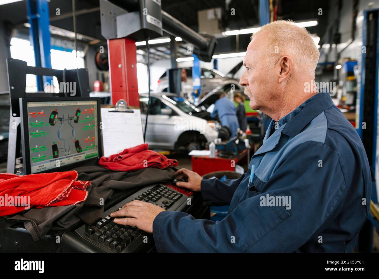 Car mechanic and computer hi-res stock photography and images - Alamy