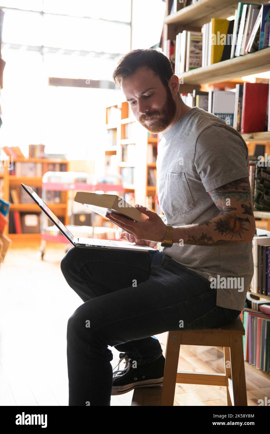 Knowledge library man hi-res stock photography and images - Alamy