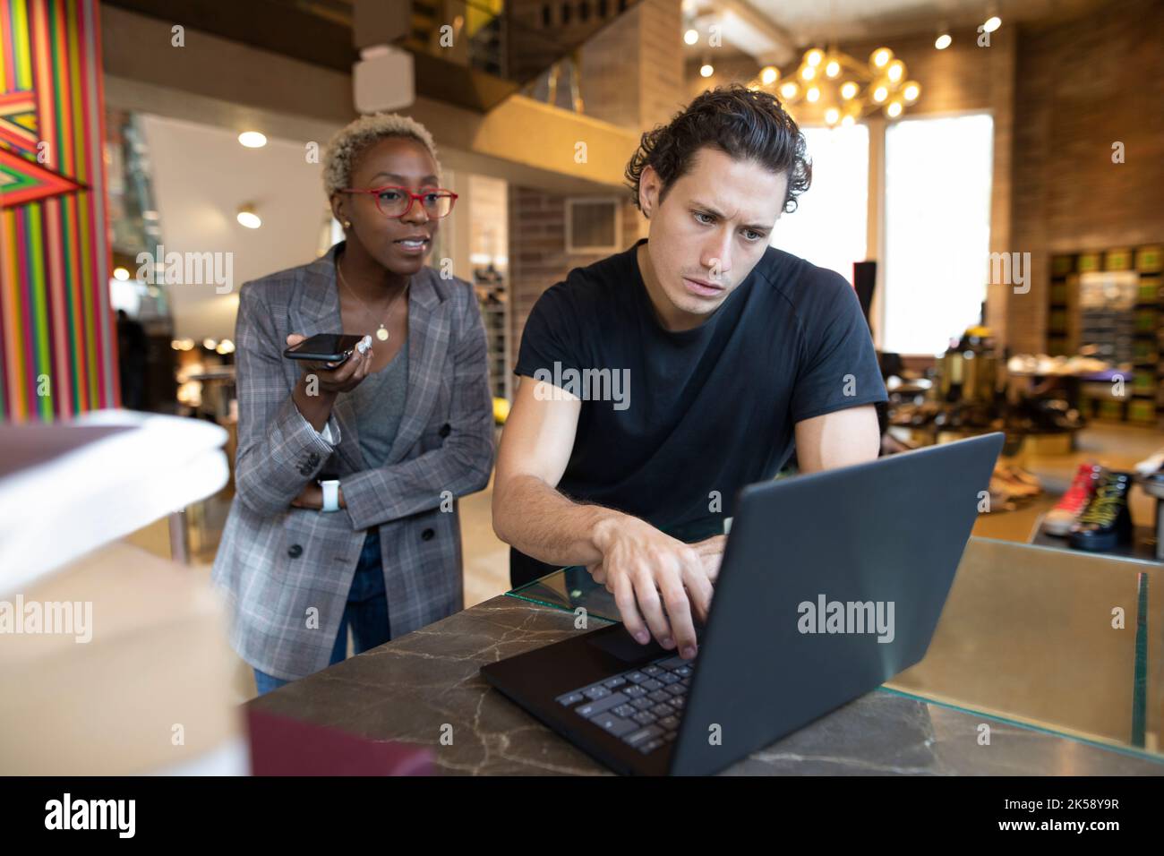 Store employee helping customer hi-res stock photography and images - Alamy