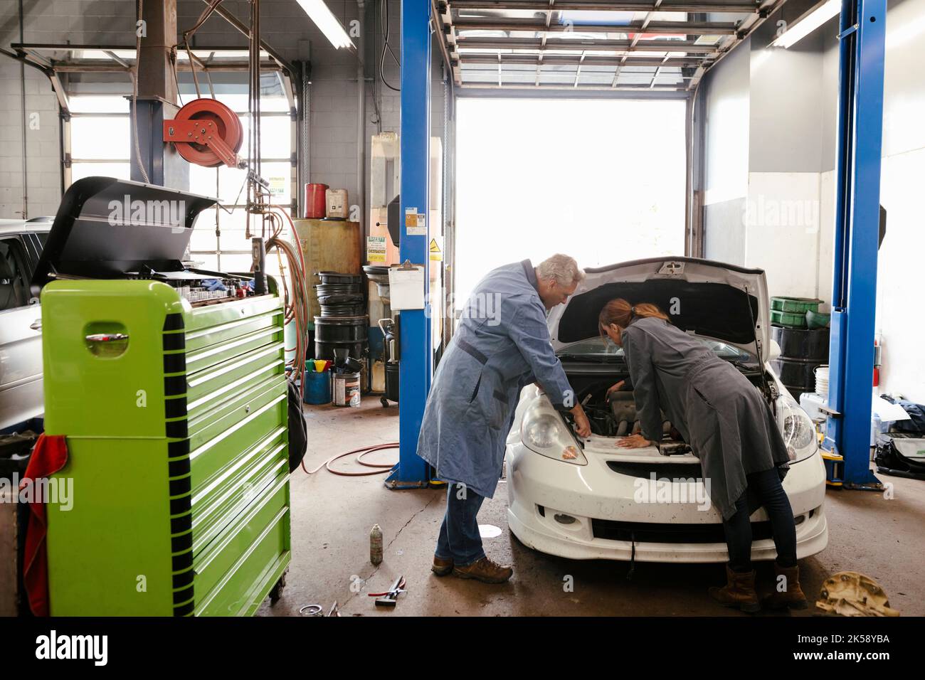Apprentice mechanic mechanics hi-res stock photography and images - Alamy