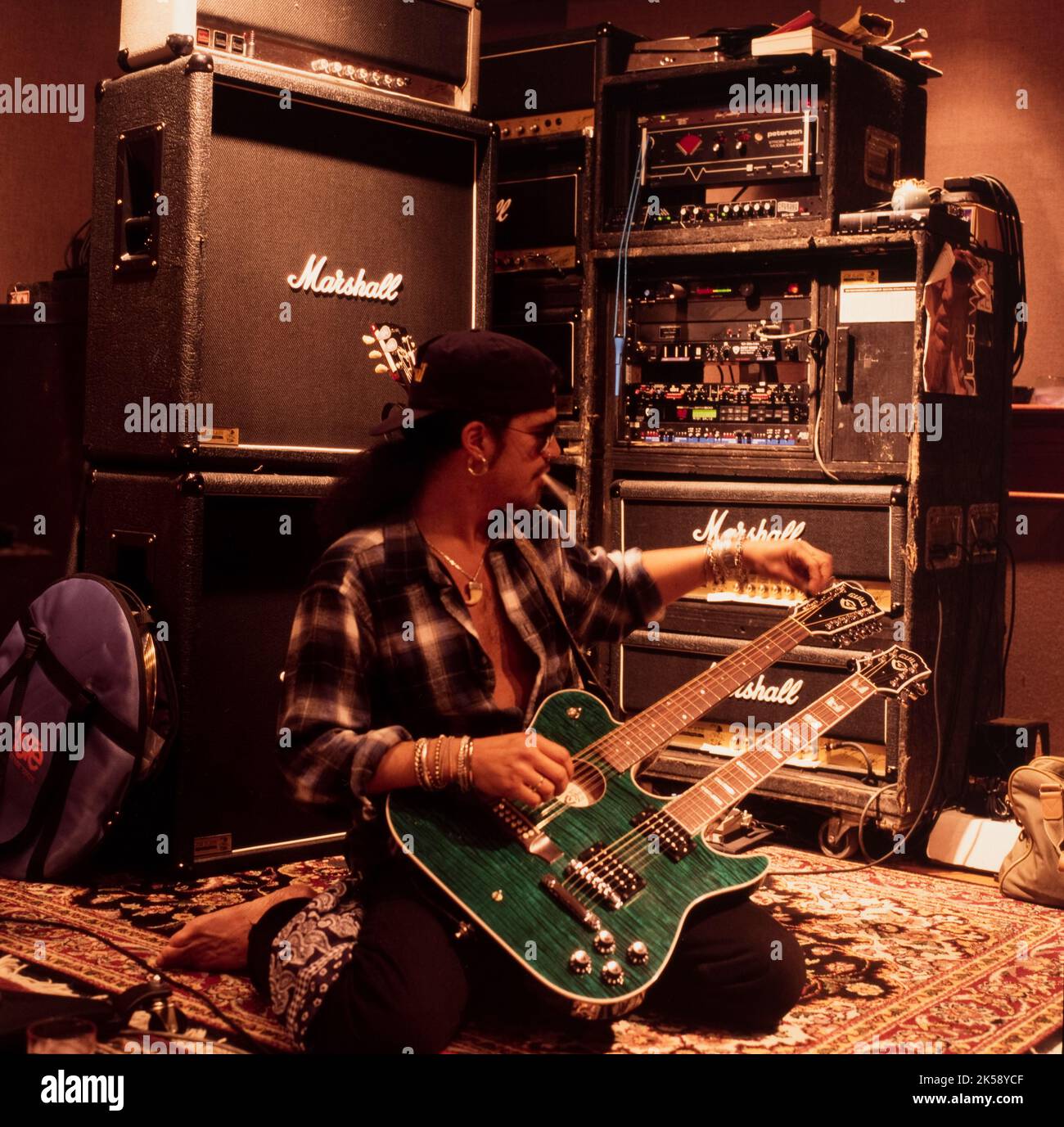 Slash studio portrait session circa 1999 Credit: Ross Pelton / MediaPunch Stock Photo - Alamy