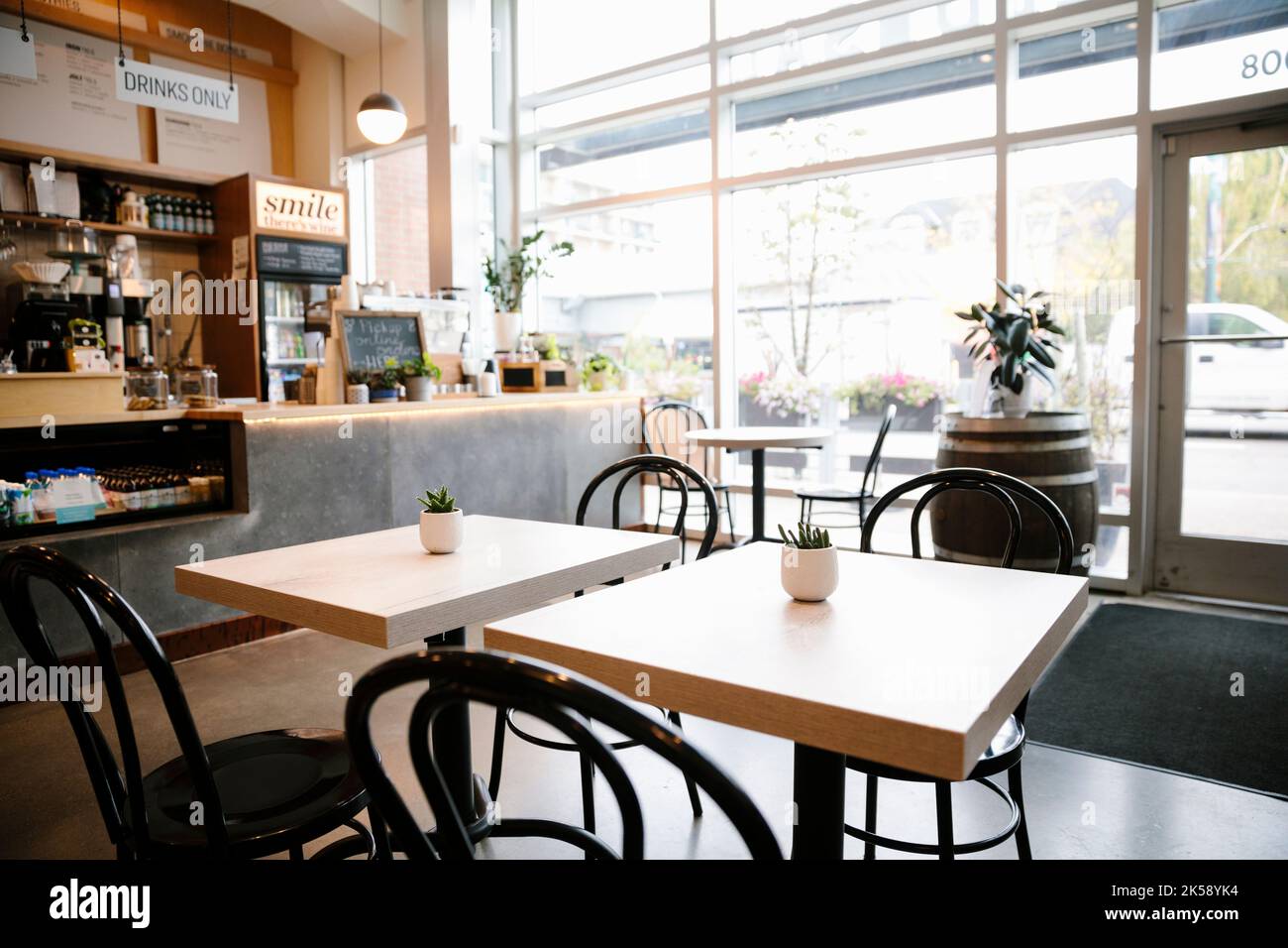 Empty restaurant interior hi-res stock photography and images - Alamy