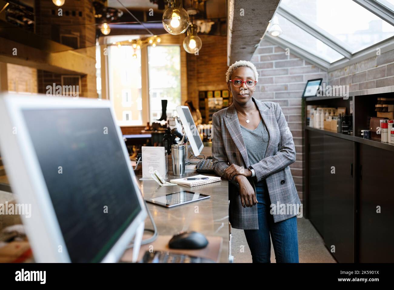 Leaning counter hi-res stock photography and images - Alamy
