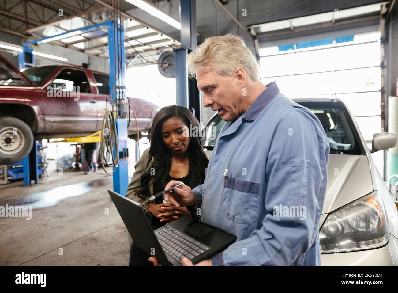 Customer in car repairing workshop hi-res stock photography and images ...
