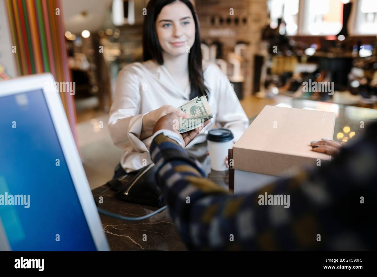 Woman counter cash receiving hi-res stock photography and images - Alamy