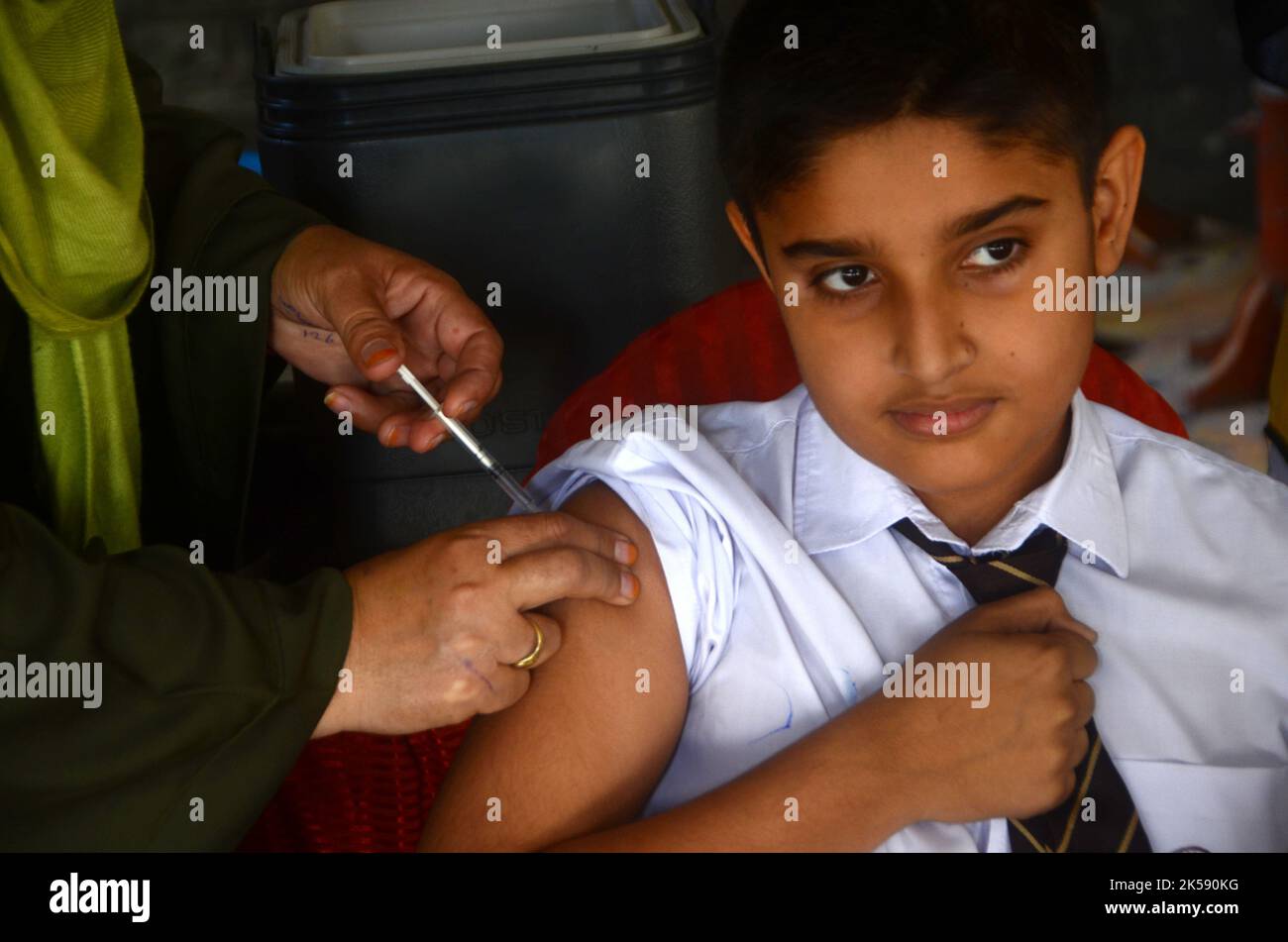 Peshawar, Khyber Pakhtunkhwa, Pakistan. 6th Oct, 2022. A student ...
