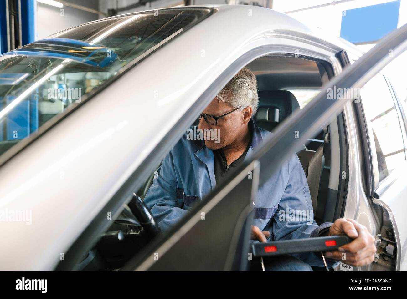 Owner drivers mechanics hi-res stock photography and images - Alamy