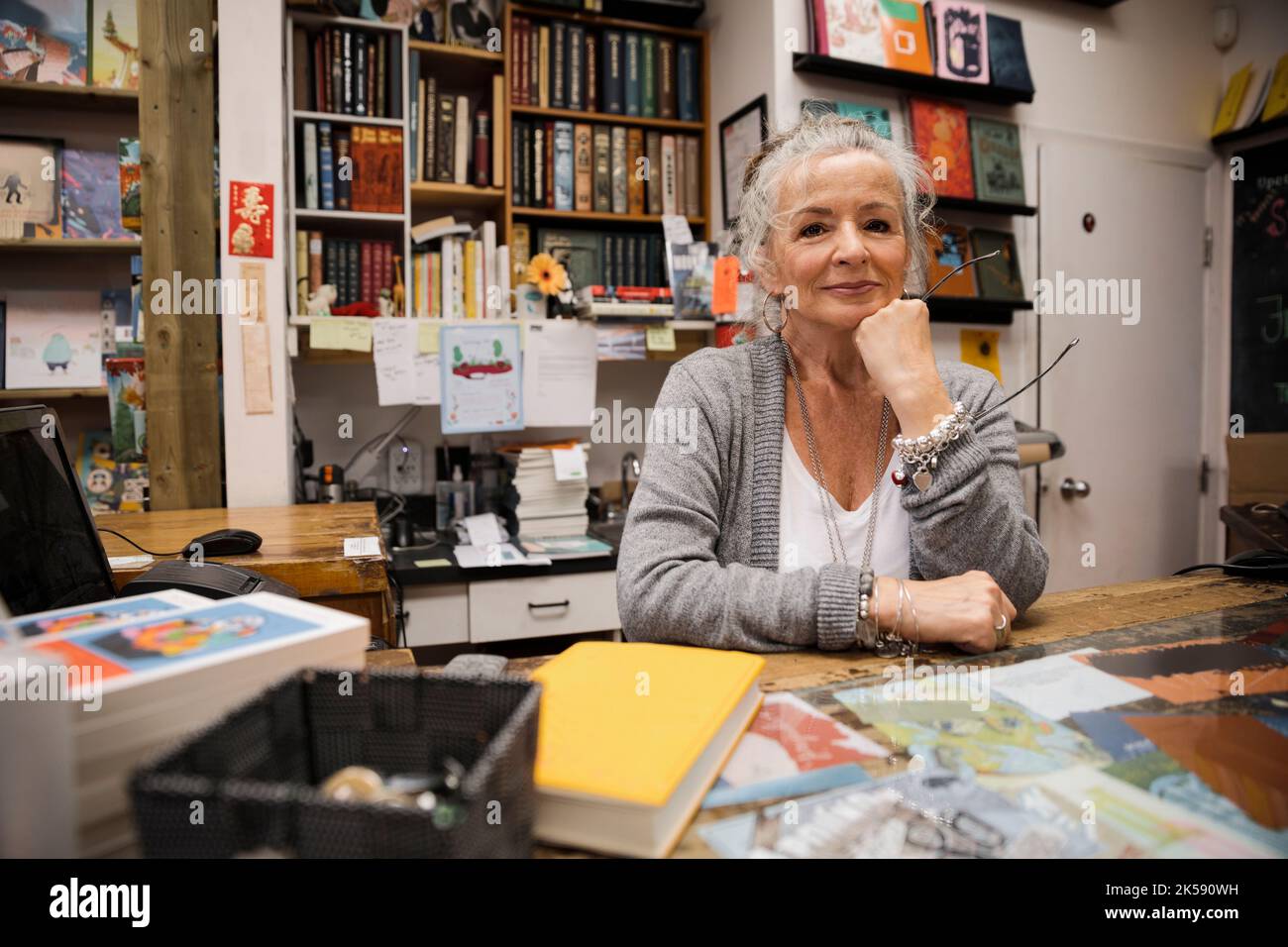 Woman looking towards book shop hi-res stock photography and images - Alamy