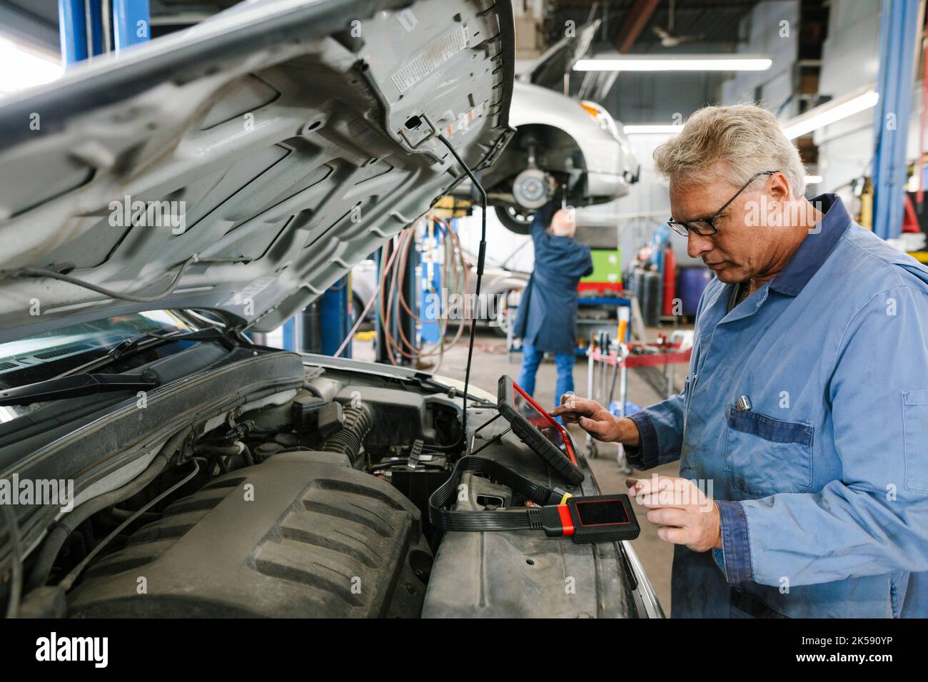 Mechanic working on automobile hi-res stock photography and images - Alamy