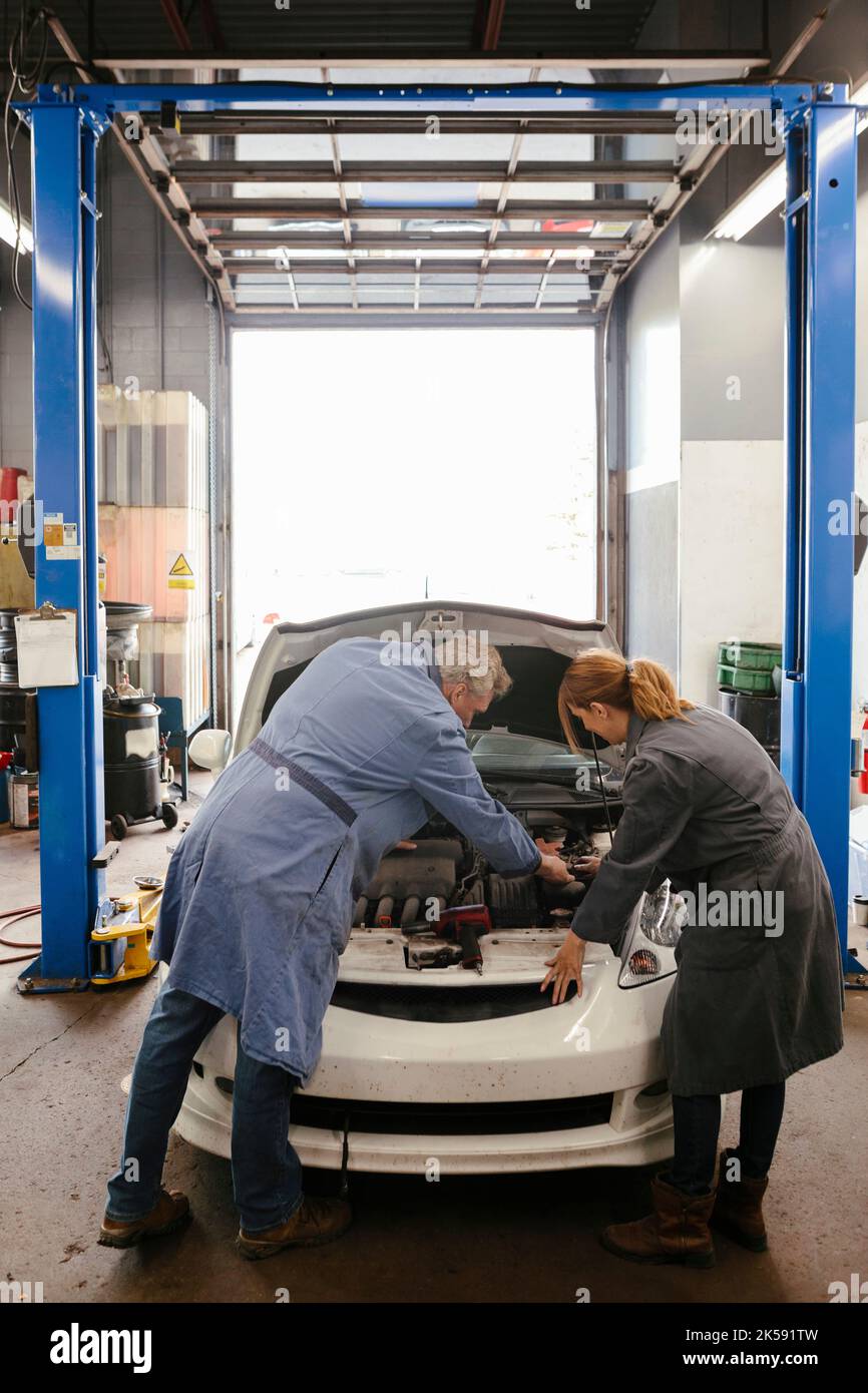 Apprentice mechanic mechanics hi-res stock photography and images - Alamy