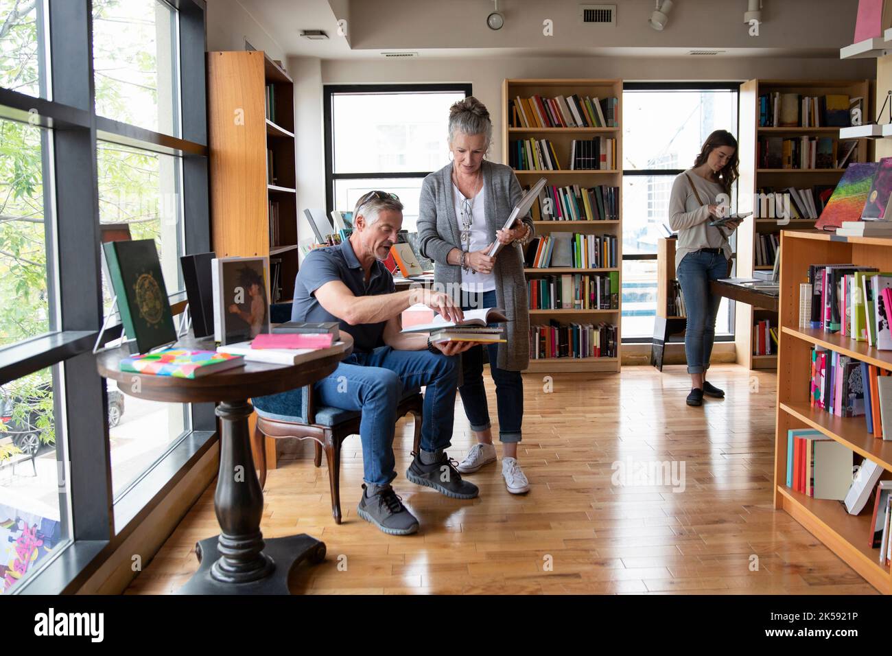 Customer employee store hi-res stock photography and images - Alamy