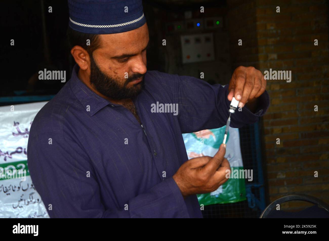 Peshawar, Khyber Pakhtunkhwa, Pakistan. 6th Oct, 2022. A student ...