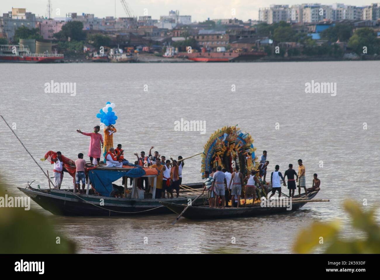 Kolkata, India. 05th Oct, 2022. Hindu devotees in boats immerse a ...
