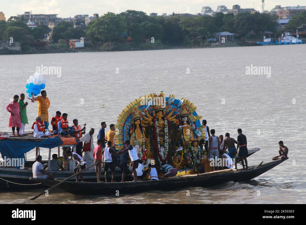Kolkata, India. 05th Oct, 2022. Hindu devotees in boats immerse a ...
