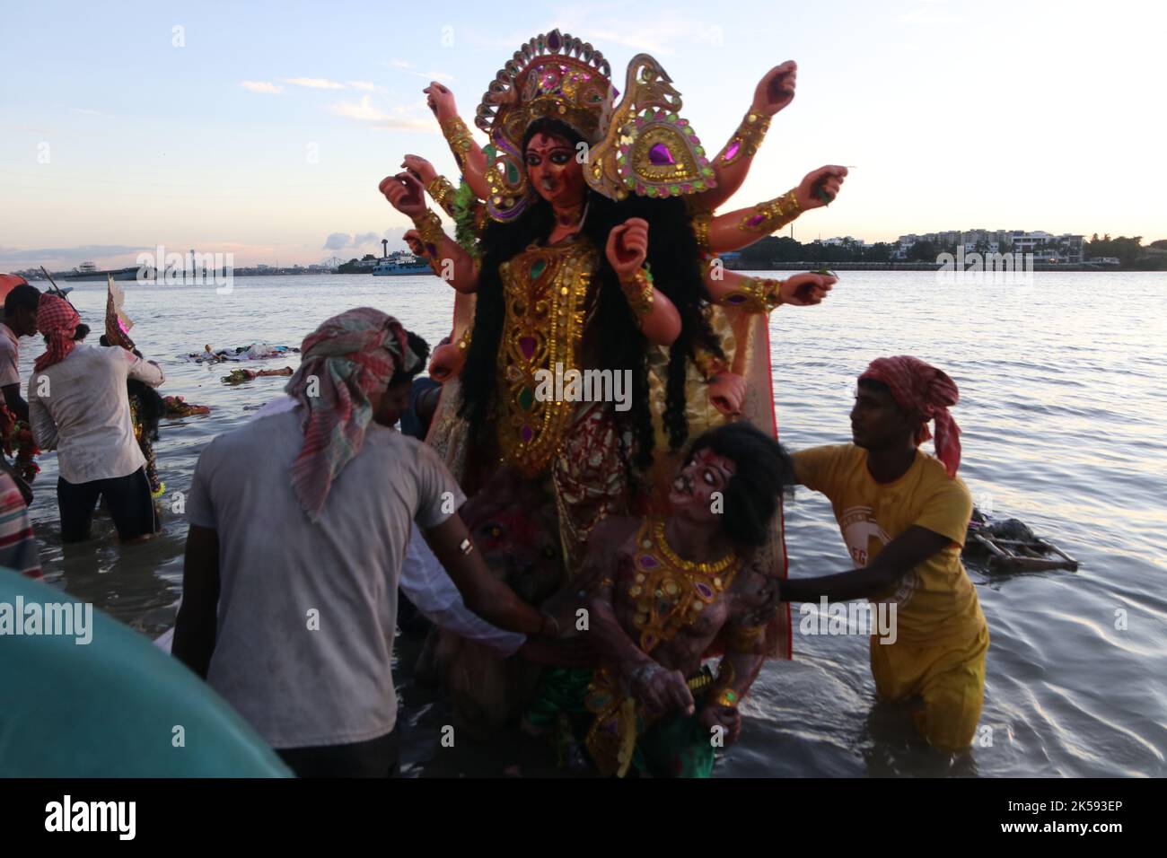 Kolkata, India. 05th Oct, 2022. Hindu devotees in boats immerse a ...