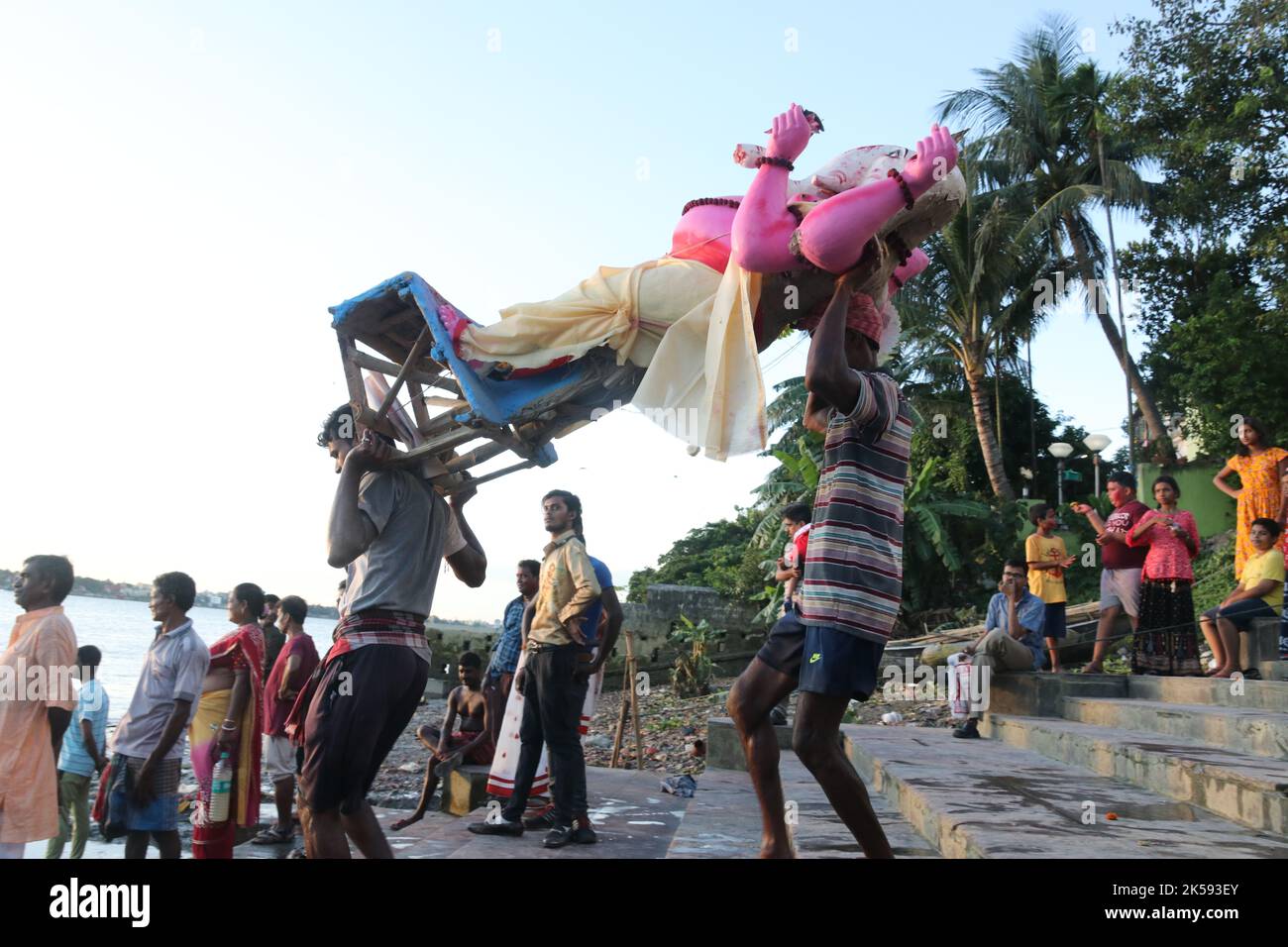 Kolkata, India. 05th Oct, 2022. Hindu devotees in boats immerse a ...