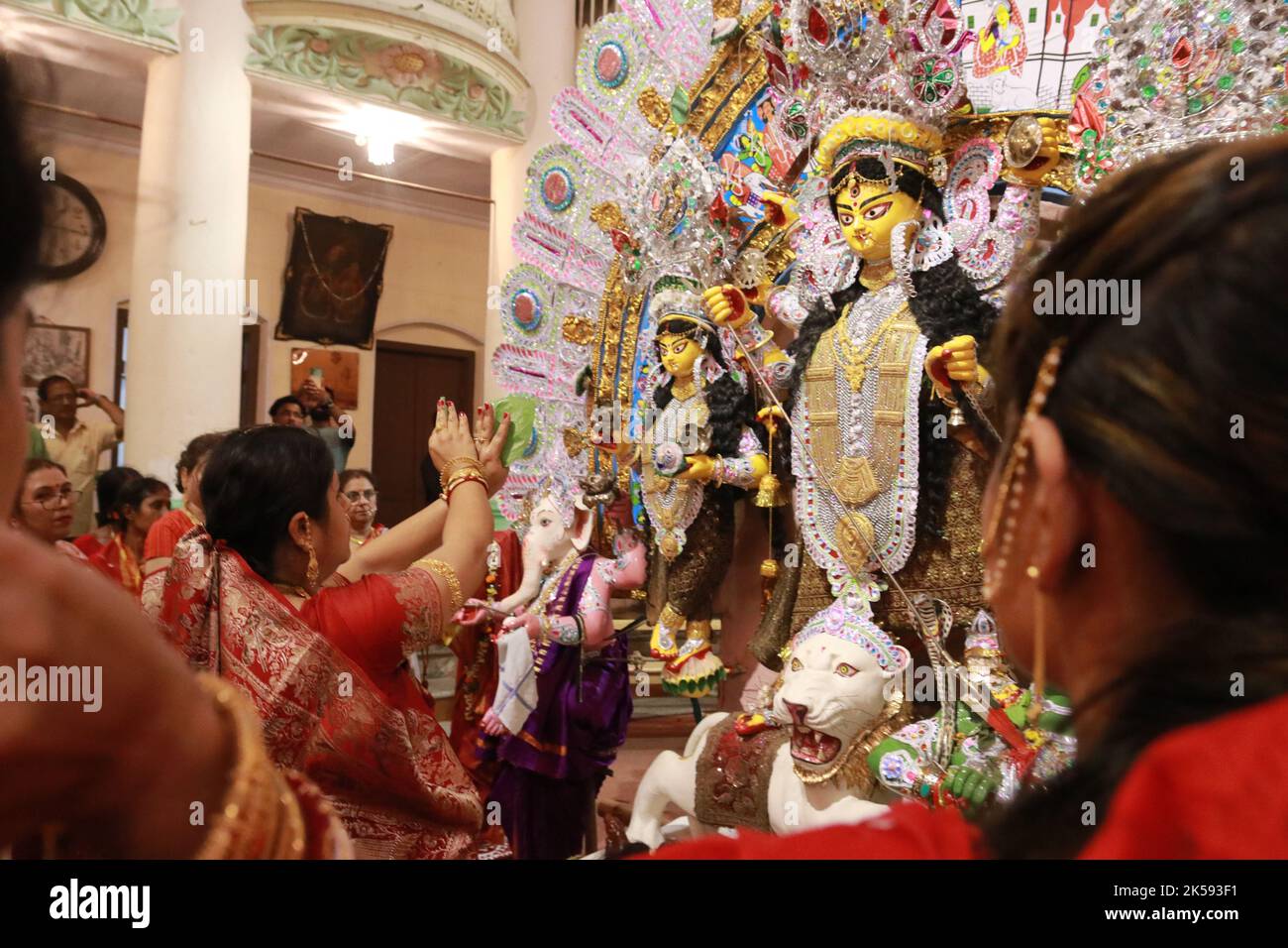 Kolkata, India. 05th Oct, 2022. Hindu devotees in boats immerse a ...