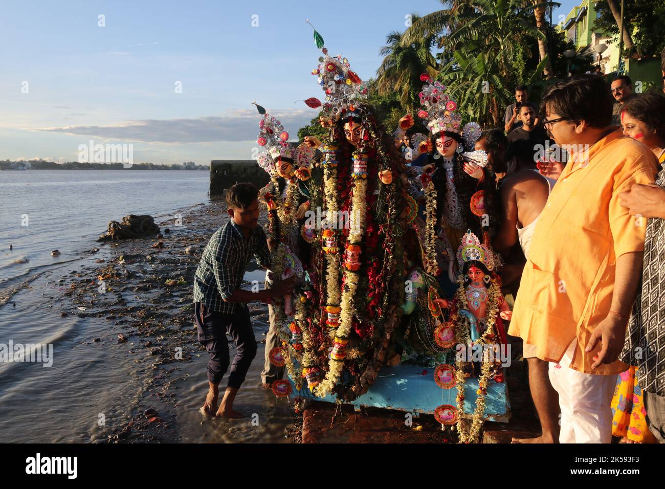 Kolkata, India. 05th Oct, 2022. Hindu devotees in boats immerse a ...