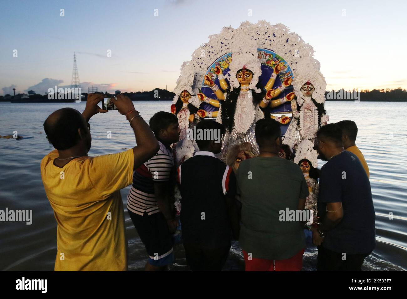 Kolkata, India. 05th Oct, 2022. Hindu devotees in boats immerse a ...