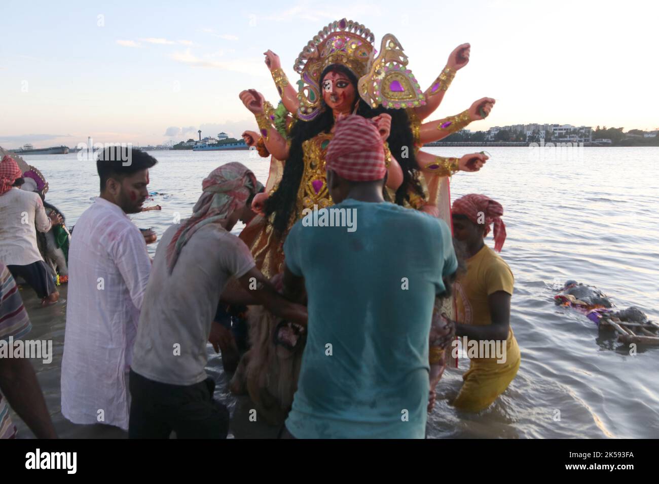 Kolkata, India. 05th Oct, 2022. Hindu devotees in boats immerse a ...