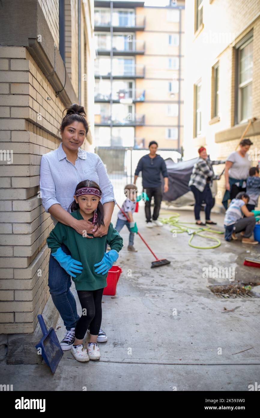Family helping neighbor hi-res stock photography and images - Alamy