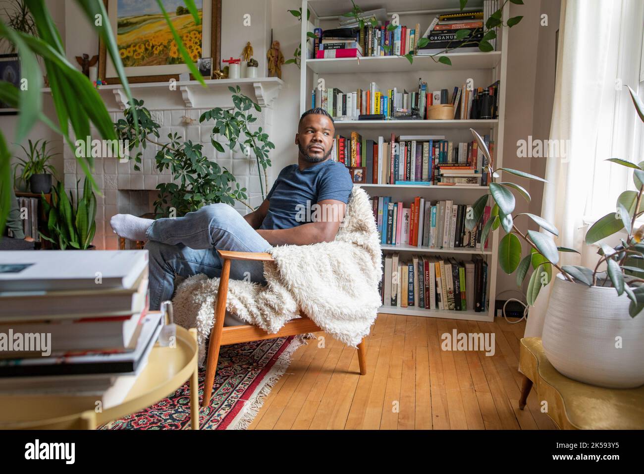 Man thinking in a living room hi-res stock photography and images - Alamy