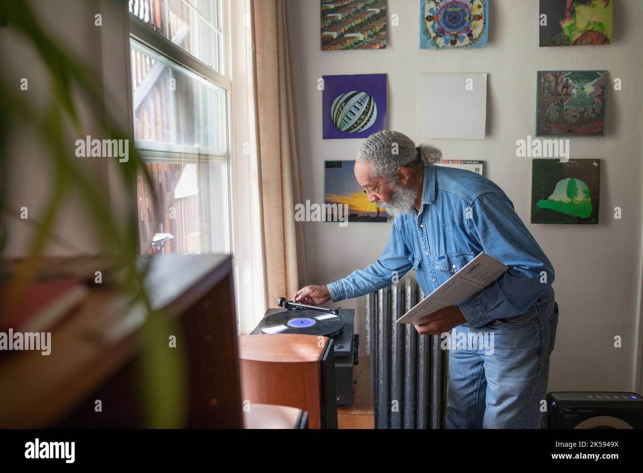 Record music man hi-res stock photography and images - Alamy