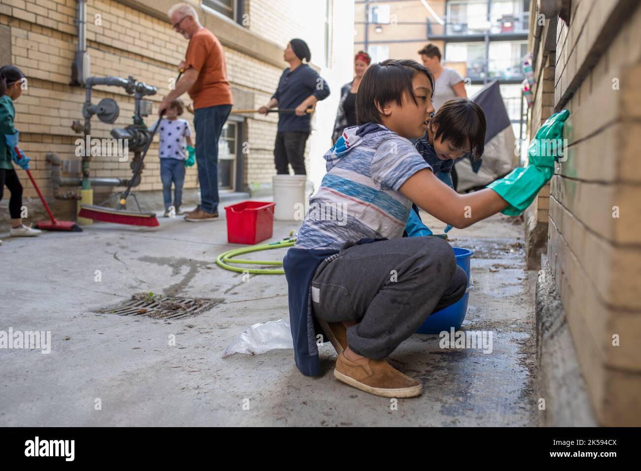 Family helping neighbor hi-res stock photography and images - Alamy