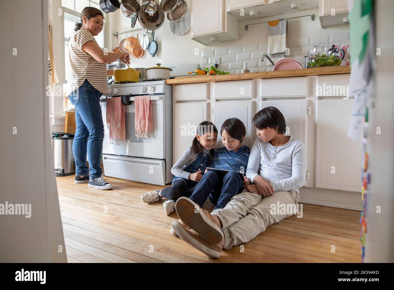 Women cooking in a kitchen hi-res stock photography and images - Alamy